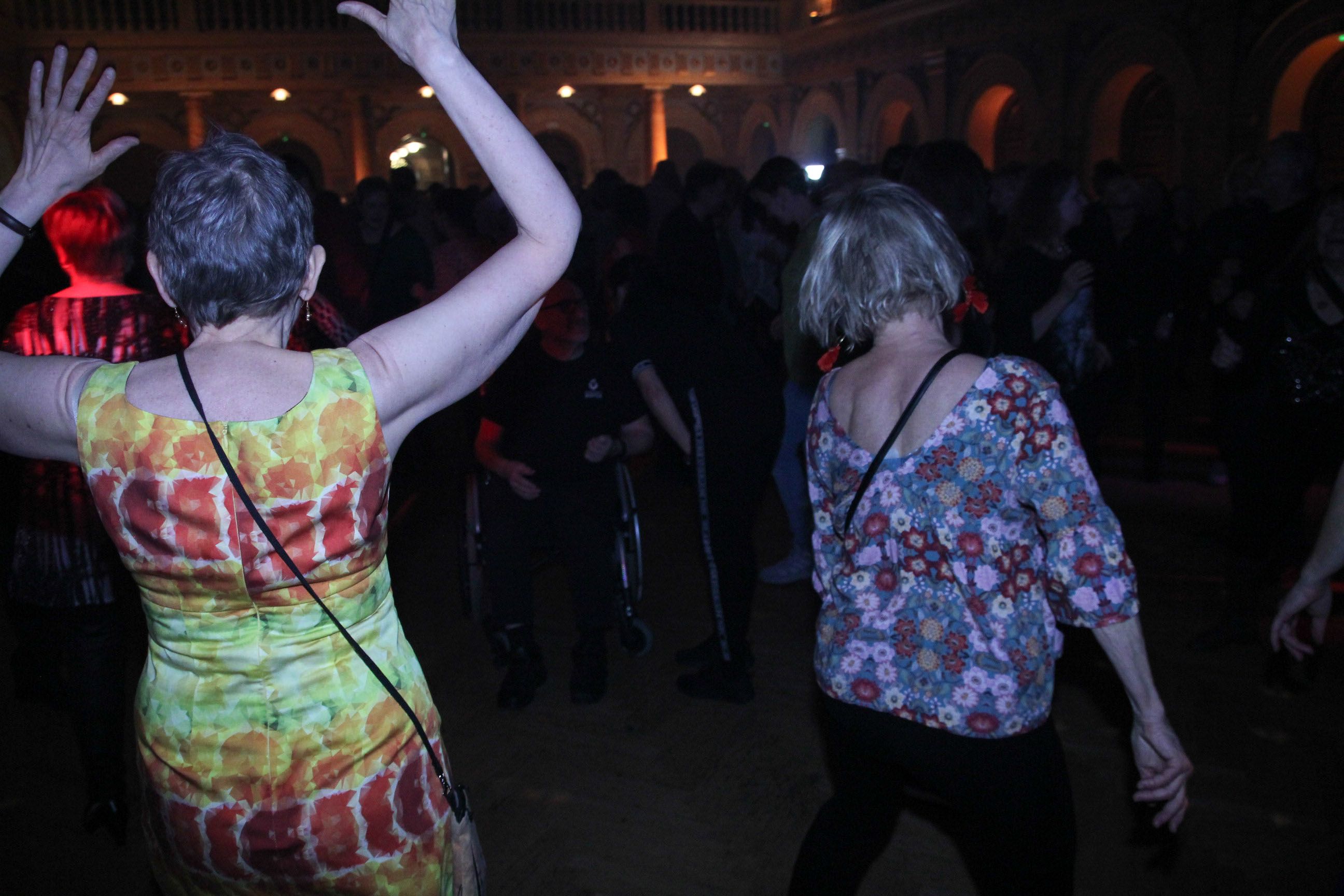 Diskosukupolvi palaa lattioille